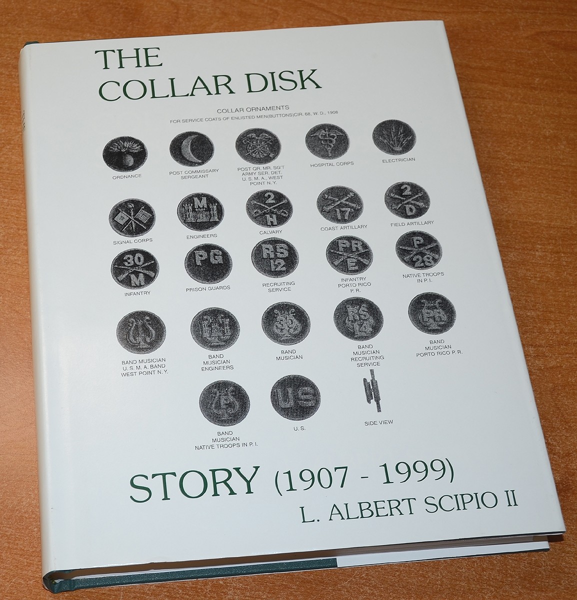 HARD TO FIND REFERENCE BOOK ON US COLLAR DISK INSIGNIA — Horse Soldier