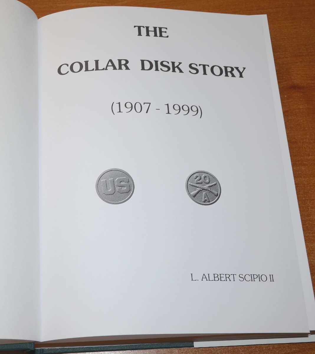 HARD TO FIND REFERENCE BOOK ON US COLLAR DISK INSIGNIA — Horse Soldier