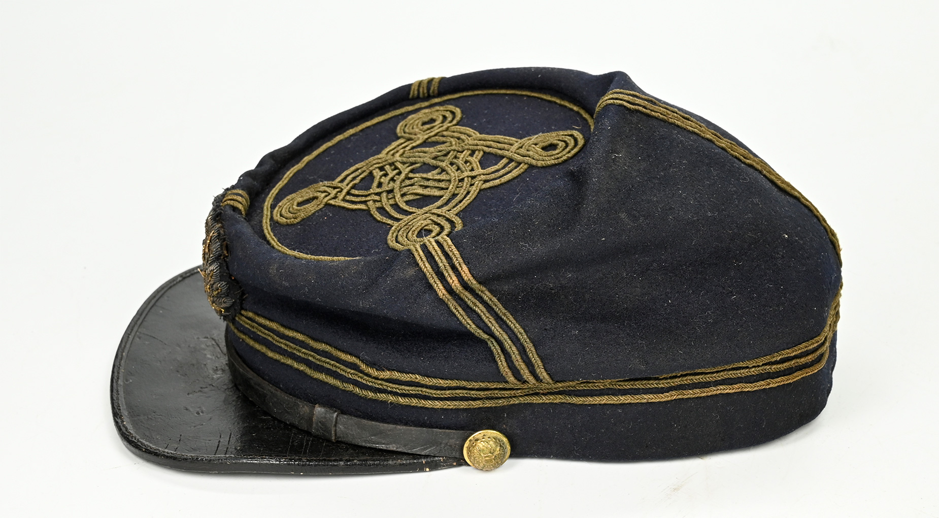 CIVIL WAR MAJOR’S CHASSEUR CAP WITH ORIGINAL U.S. STAFF WREATH — Horse ...