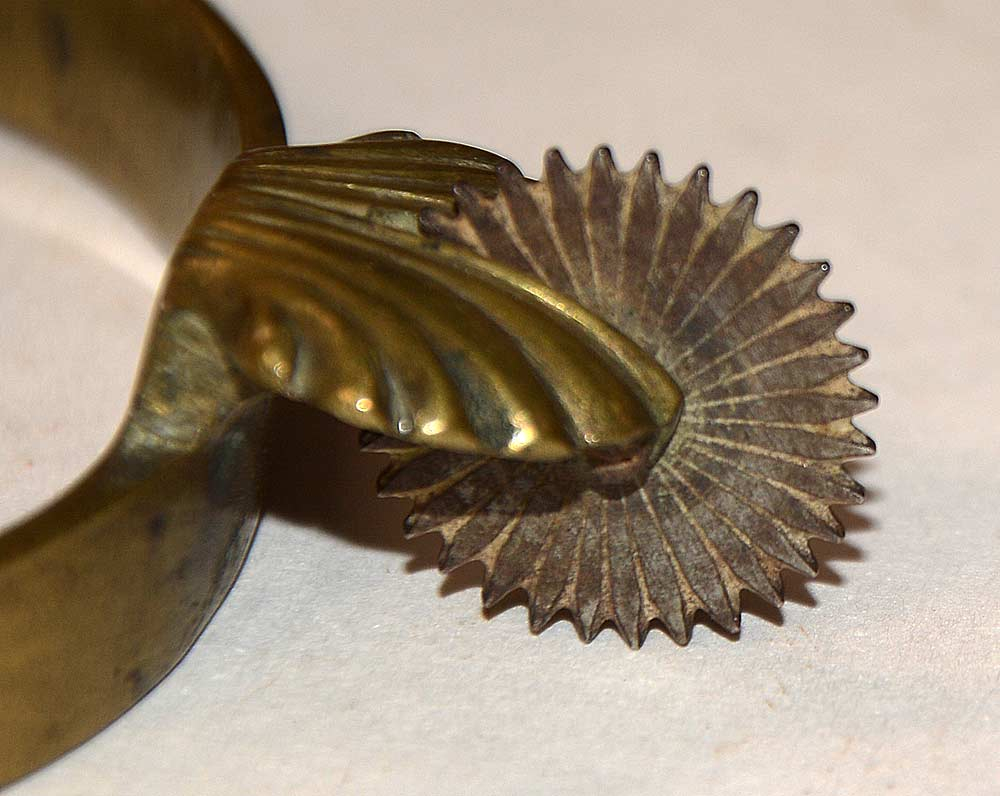 ELEGANT REVOLUTIONARY WAR PERIOD CLAMSHELL DESIGN SPURS — Horse Soldier