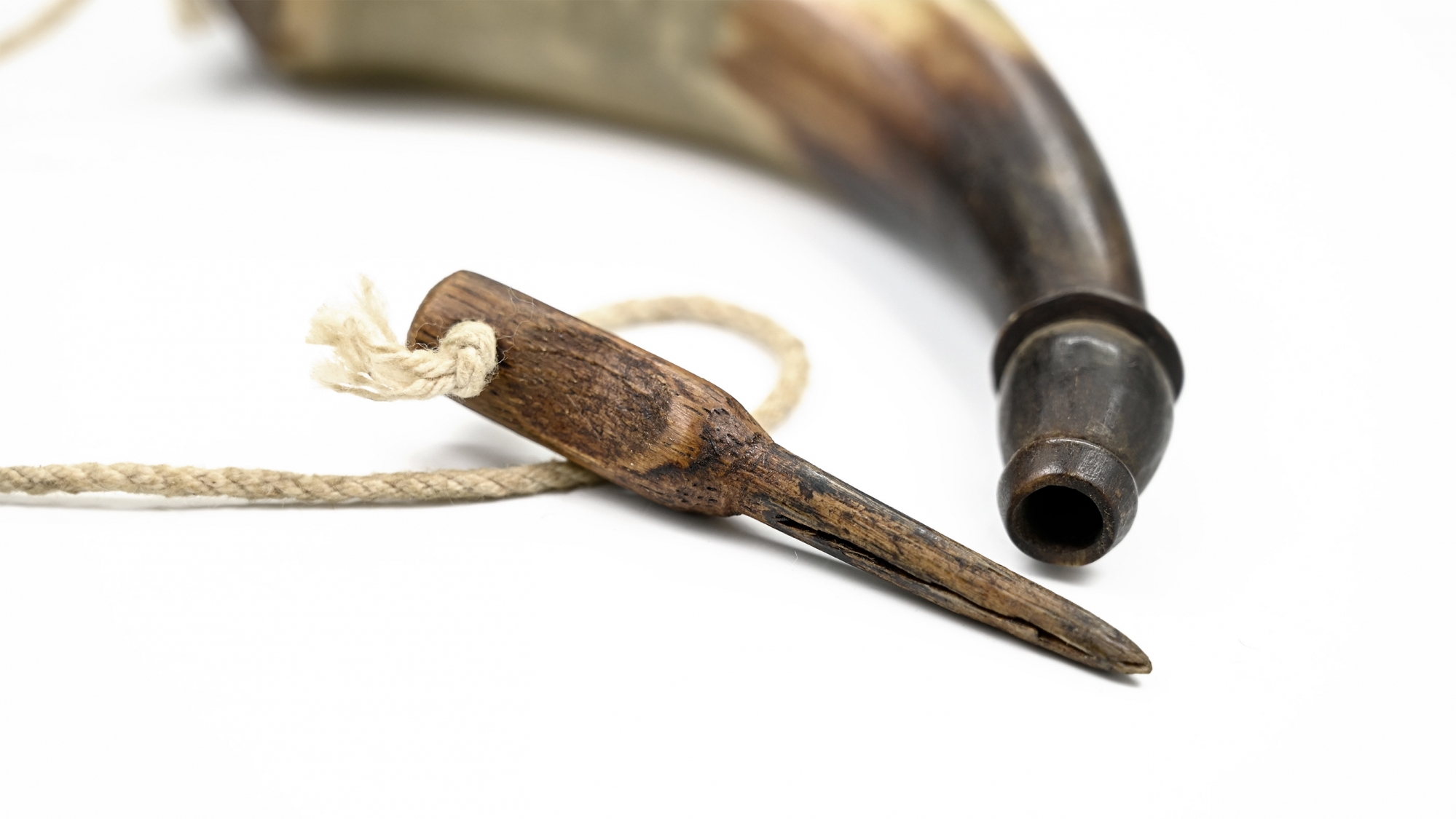 CENTRAL VIRGINIA POWDER HORN WITH NICELY TURNED SPOUT — Horse Soldier