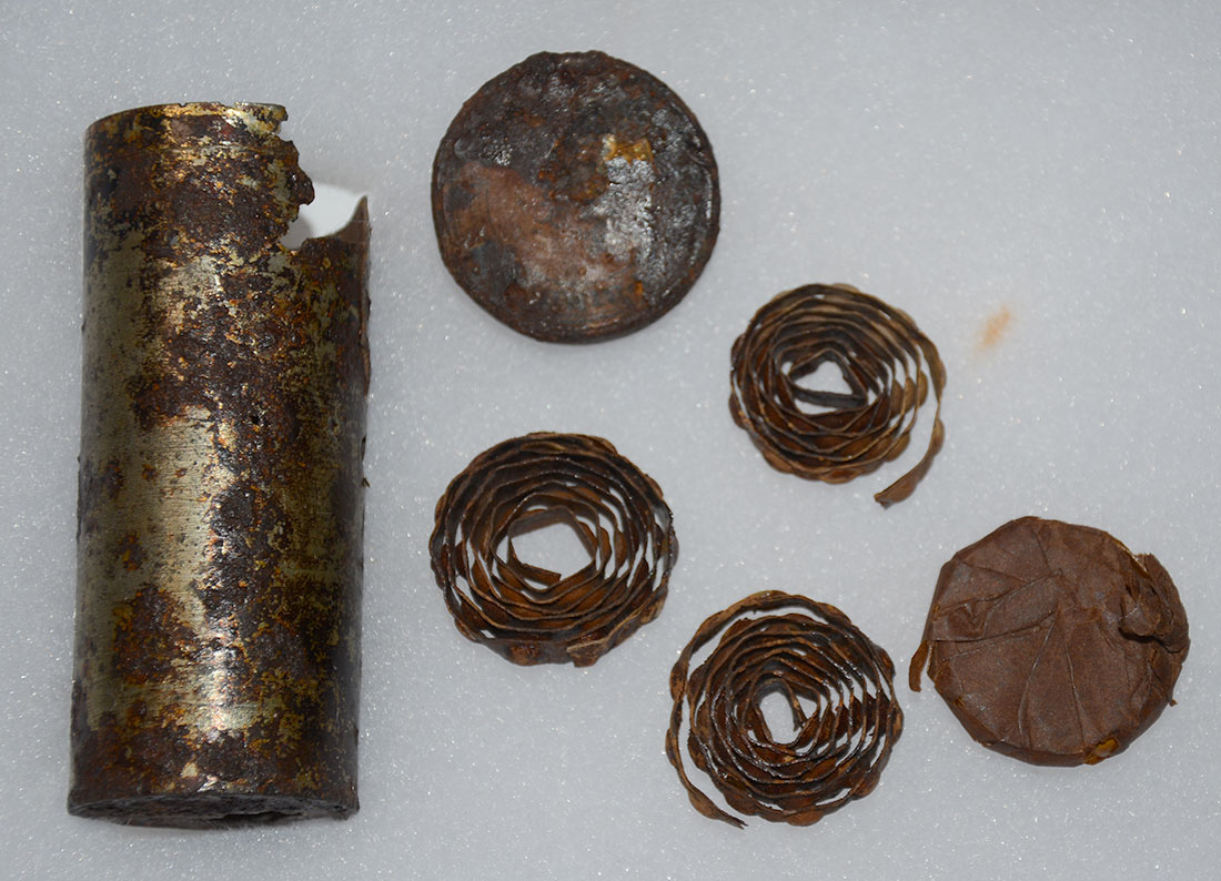 OLD MAYNARD TAPE PRIMER TIN WITH FOUR ROLLS OF PRIMERS — Horse Soldier